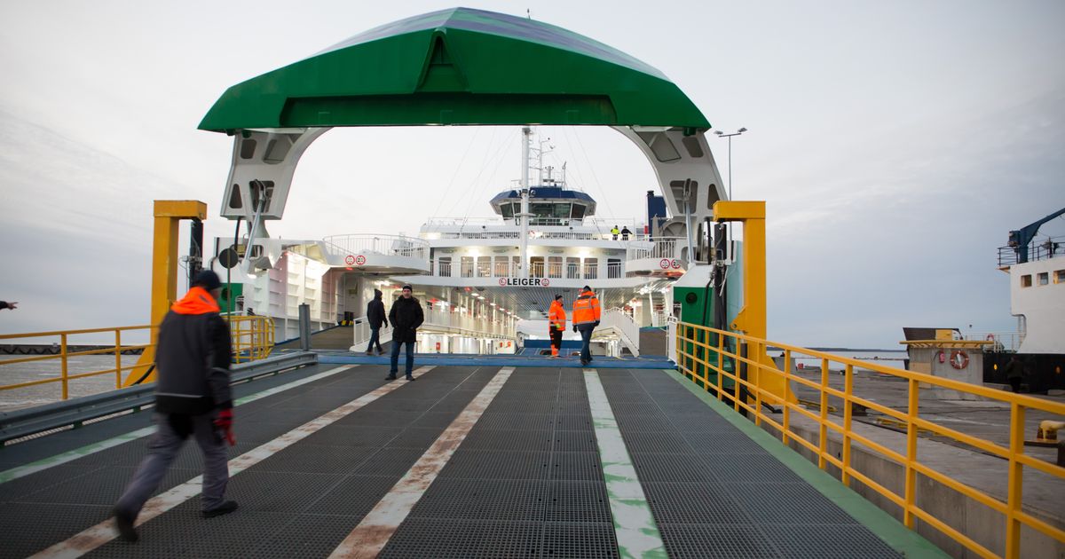 TS Laevad laseb suvel suuri veoseid laevale hommikul või hilisõhtul ...