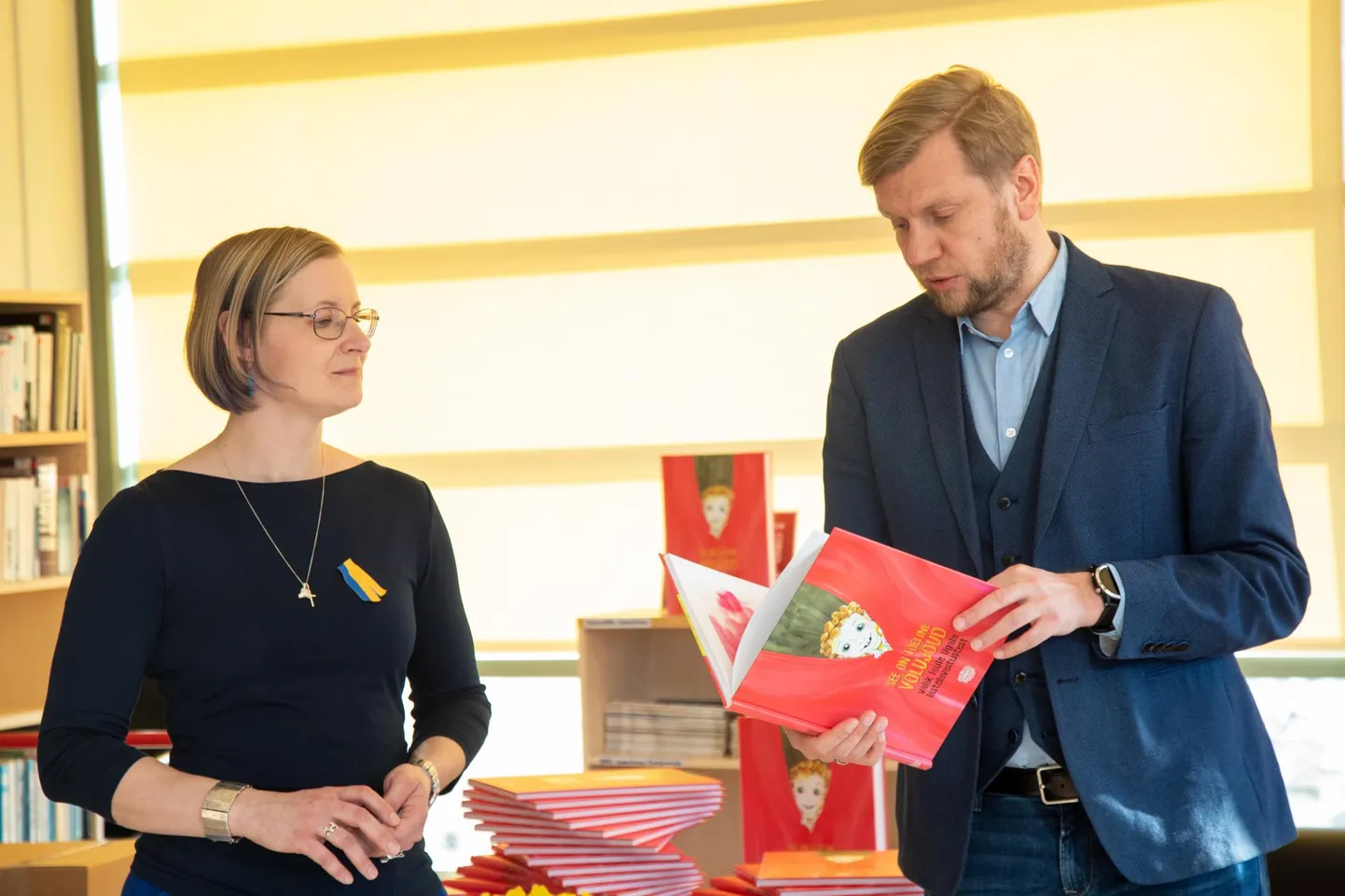 Ugala teater kinkis sadadele rahvaraamatukogudele juubelilauliku