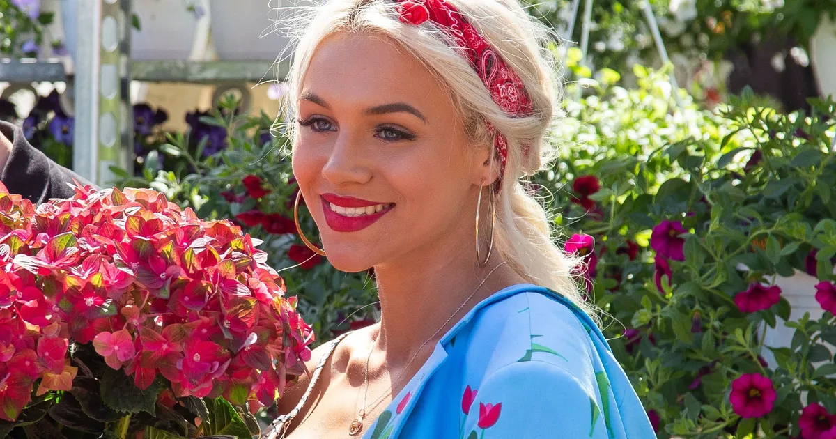 Eesti instakaunitar Liza Lind tervitab suve paljaste rindadega