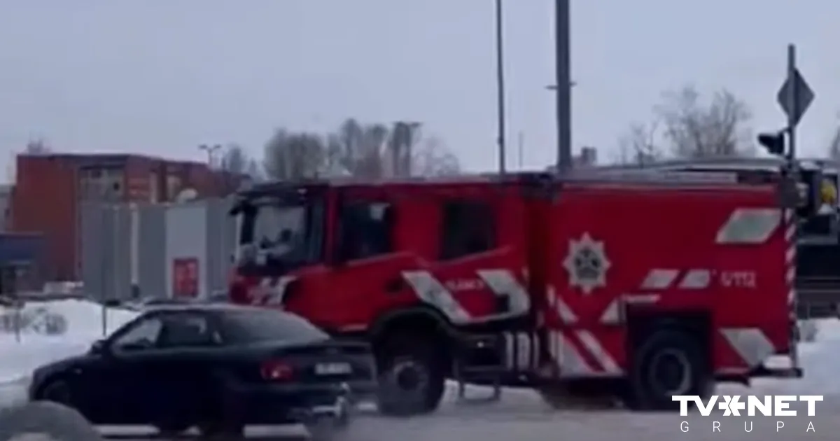 VIDEO Jelgavā auto ietriecas pāri krustojumam braucošā VUGD ...