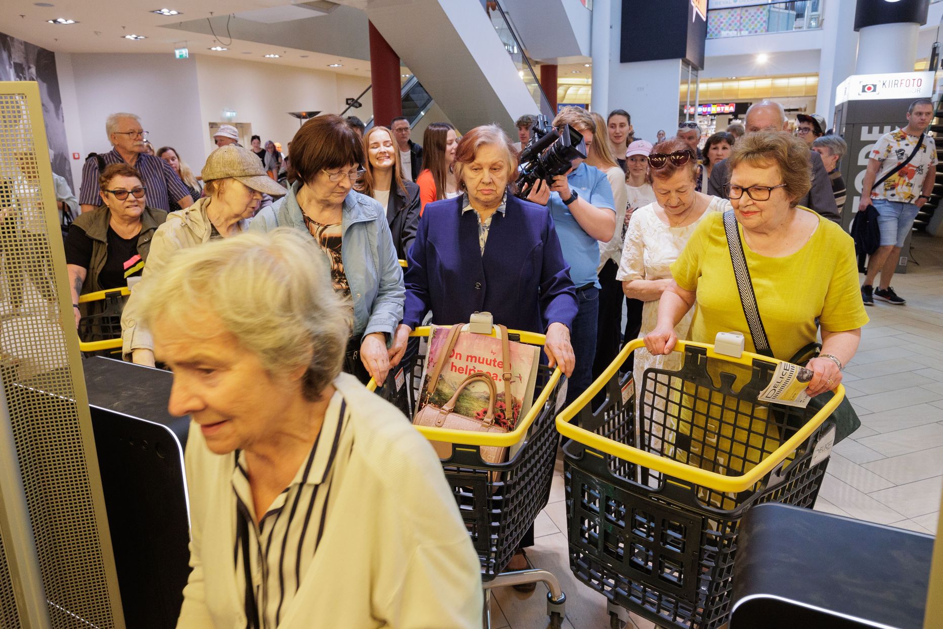 GALERII Kliendid jooksid uuenenud Solarise toidupoe avamise peale tormi