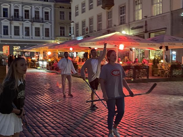 VIDEO JA FOTOD Tallinna vanalinnas toimus meeleolukas tänavahokimäng