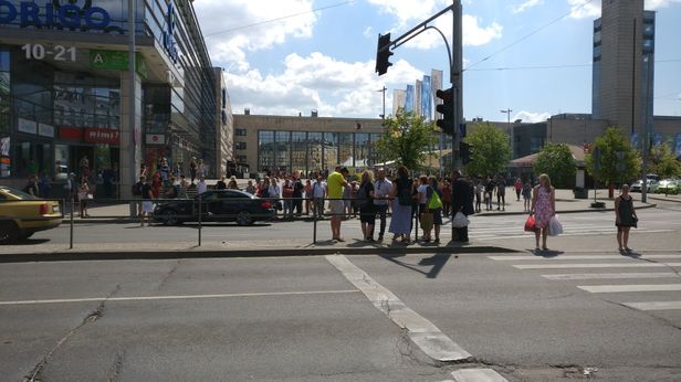 Rīgas centrā pie tirdzniecības centra "Origo" notriekta meitene