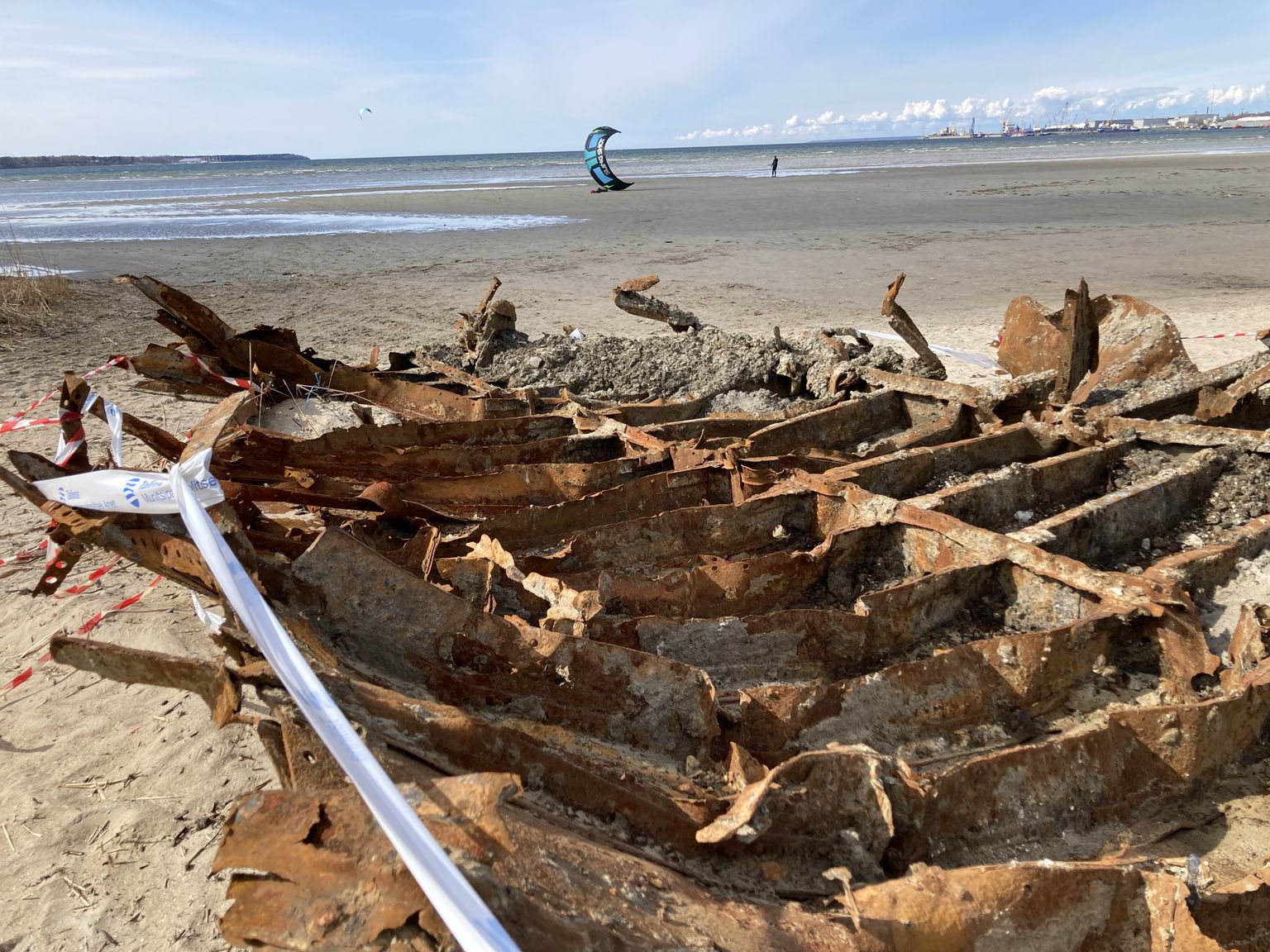 FOTO Tallinas piekrastē atklāts metāla kuģa vraks