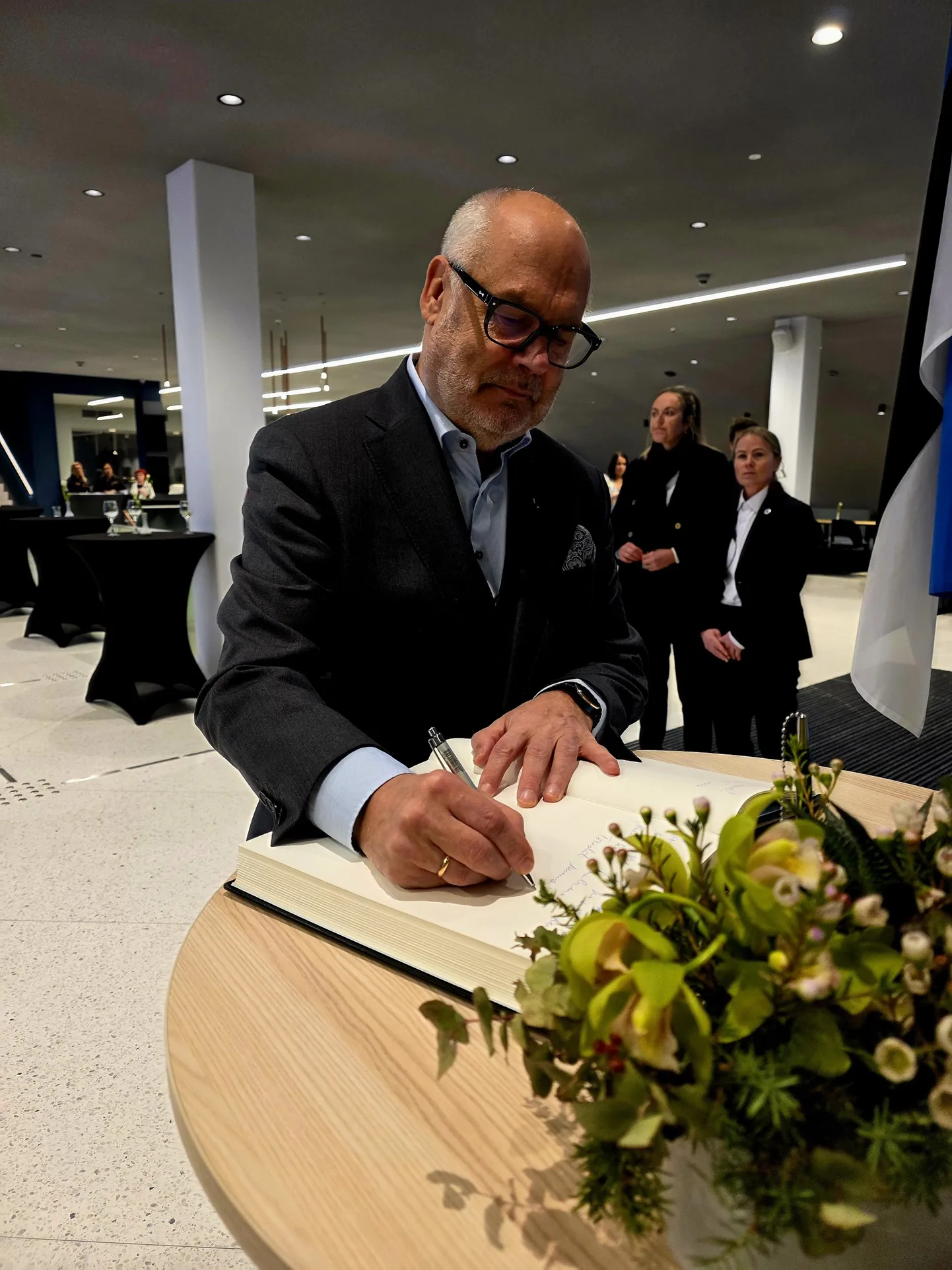 PILTUUDIS President Alar Karis jättis Ukuaru külalisteraamatusse helged ...