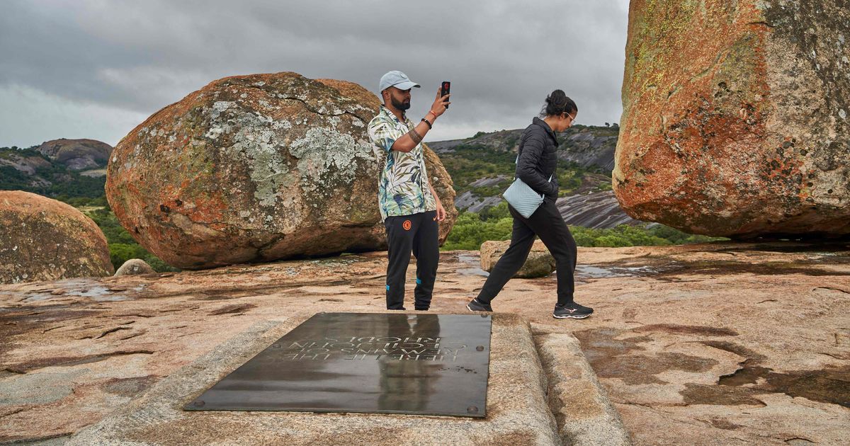 Rassistliku kolonisaatori Cecil Rhodesi haud meelitab valgeid turiste ...