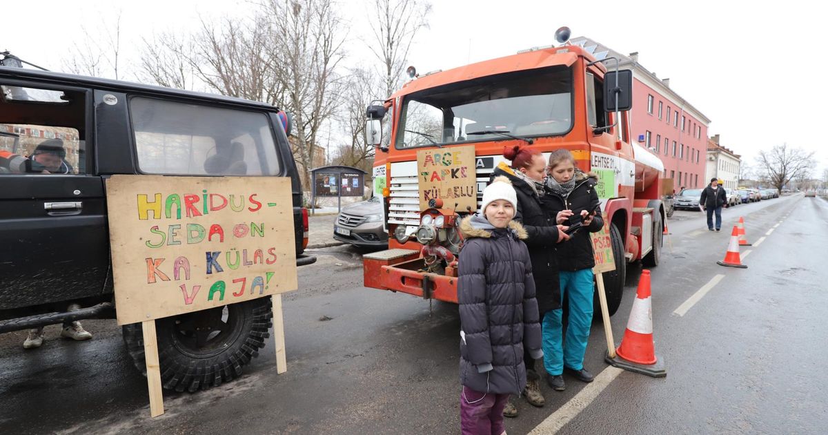 Lehtse ja Jäneda rahvas piketeeris Tapal valla haridusreformi vastu