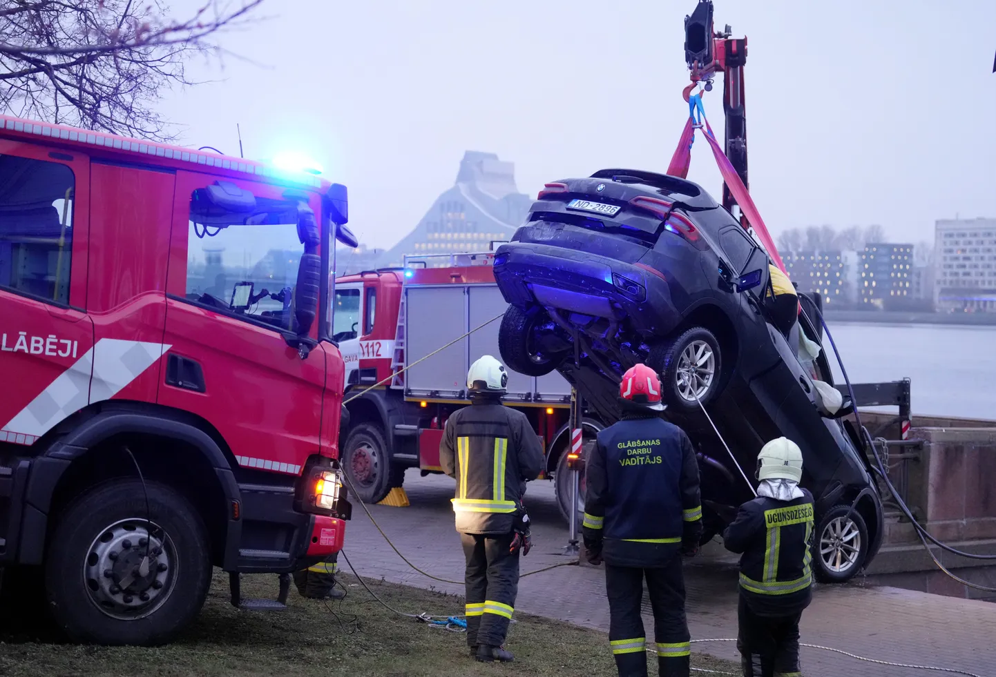 FOTO VUGD glābēji no Daugavas izcēluši nogrimušo auto