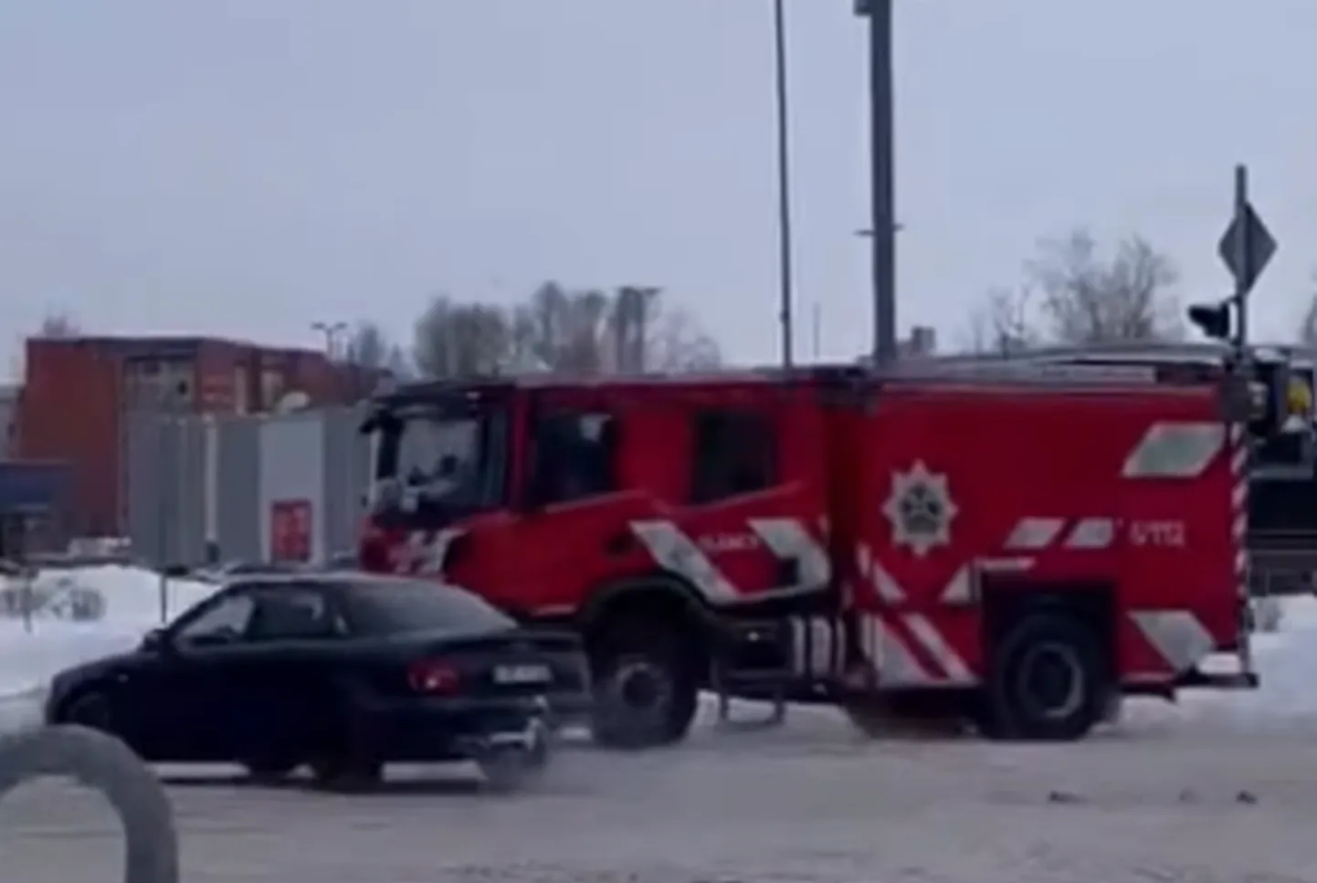 VIDEO Jelgavā auto ietriecas pāri krustojumam braucošā VUGD ...