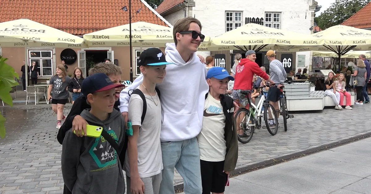 VIDEO 100 000 jälgijaga TikToki staar kohtus Kuressaares fännidega ...
