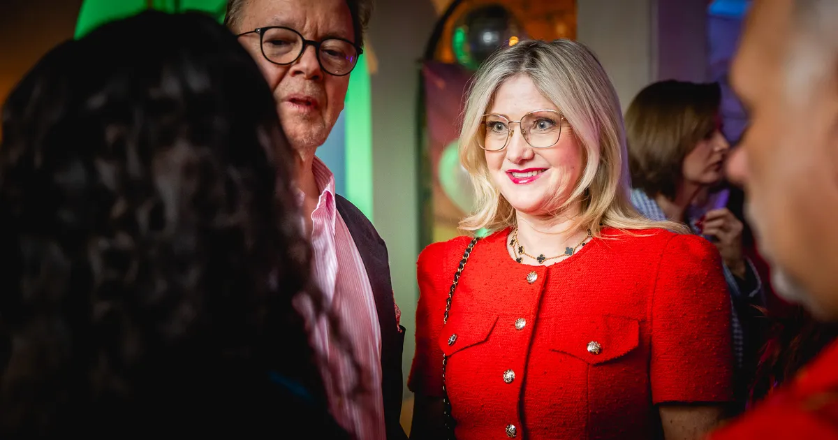 MEELEOLUKAS GALERII Voolav šampanja ja kirev seltskond! Vaata, kes ...