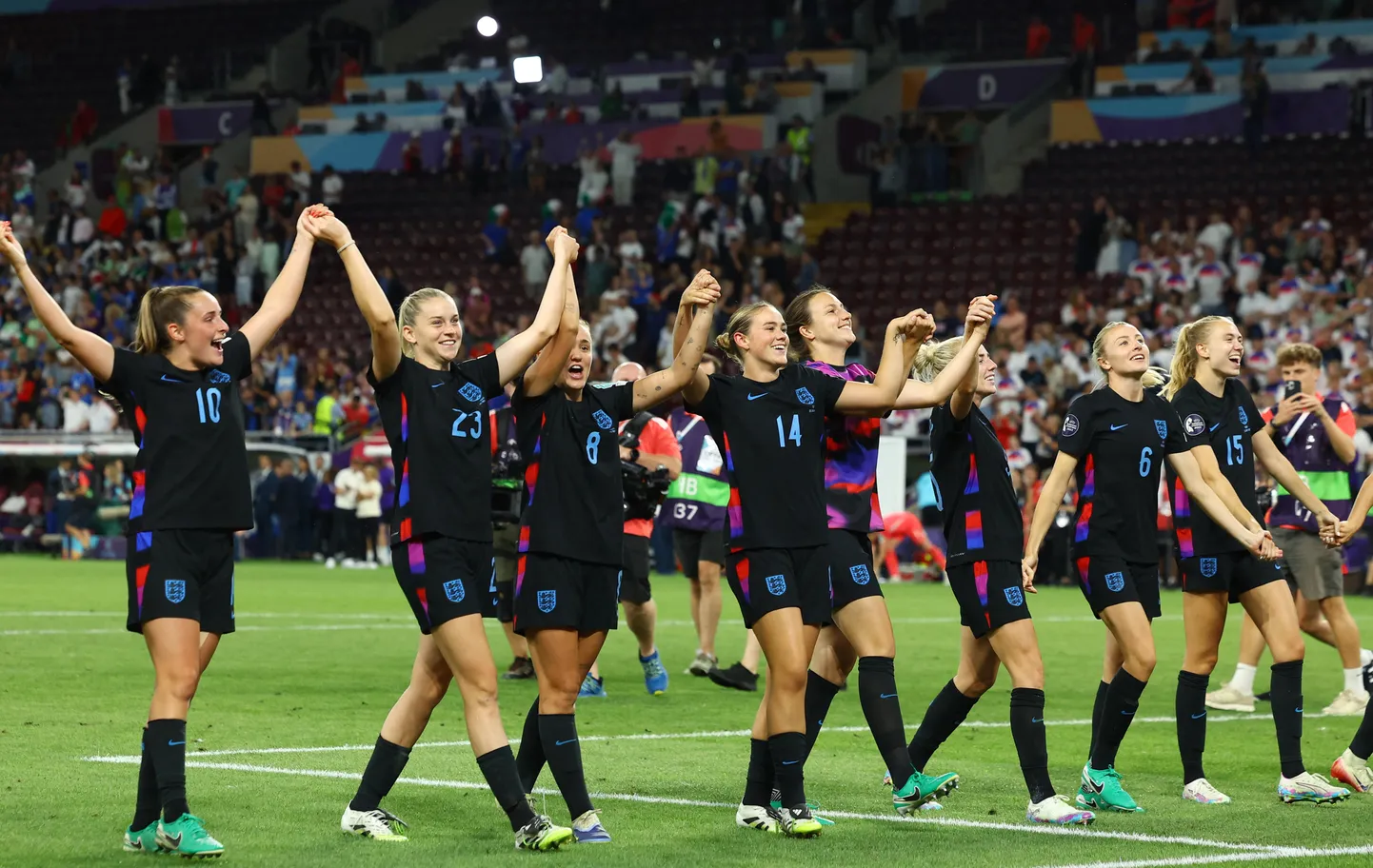 Anglijas futbolistes atspēlējas un iekļūst Eiropas čempionāta finālā