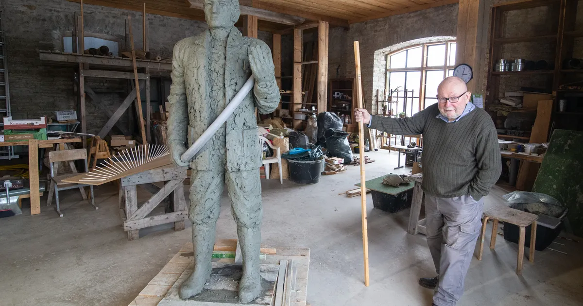 Purtse skulptor Lembit Palm voolib Kiviõli linnale kaevuri kuju