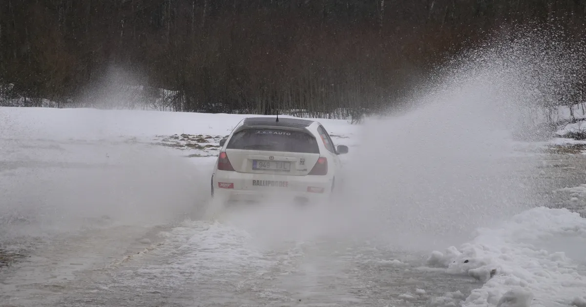 PILDID JA VIDEO Talverallil osalejaid näitasid, kuidas on autoga vees sõita