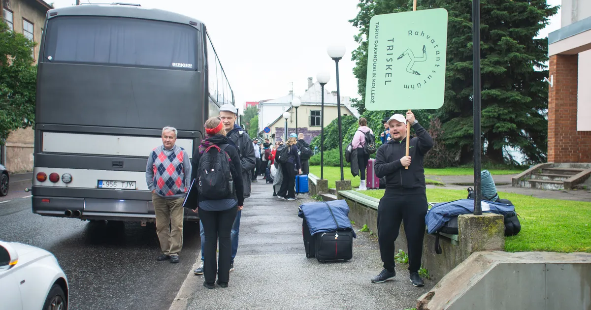 PILDID Emajõelinna tantsupeolised asusid bussidega pealinna suunas teele
