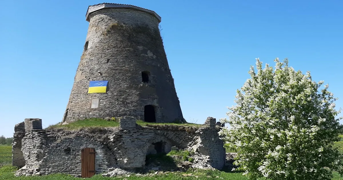 Kratt viis taas Andja tuuleveski küljest Ukraina lipu
