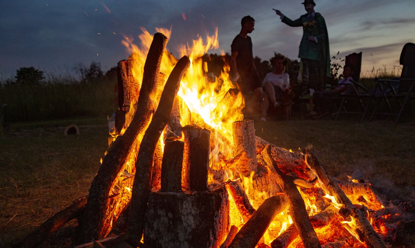 Ugunskurs vai ugunsgrēks? Līgo dienā ugunsdzēsēji saņēmuši daudz viltus ...