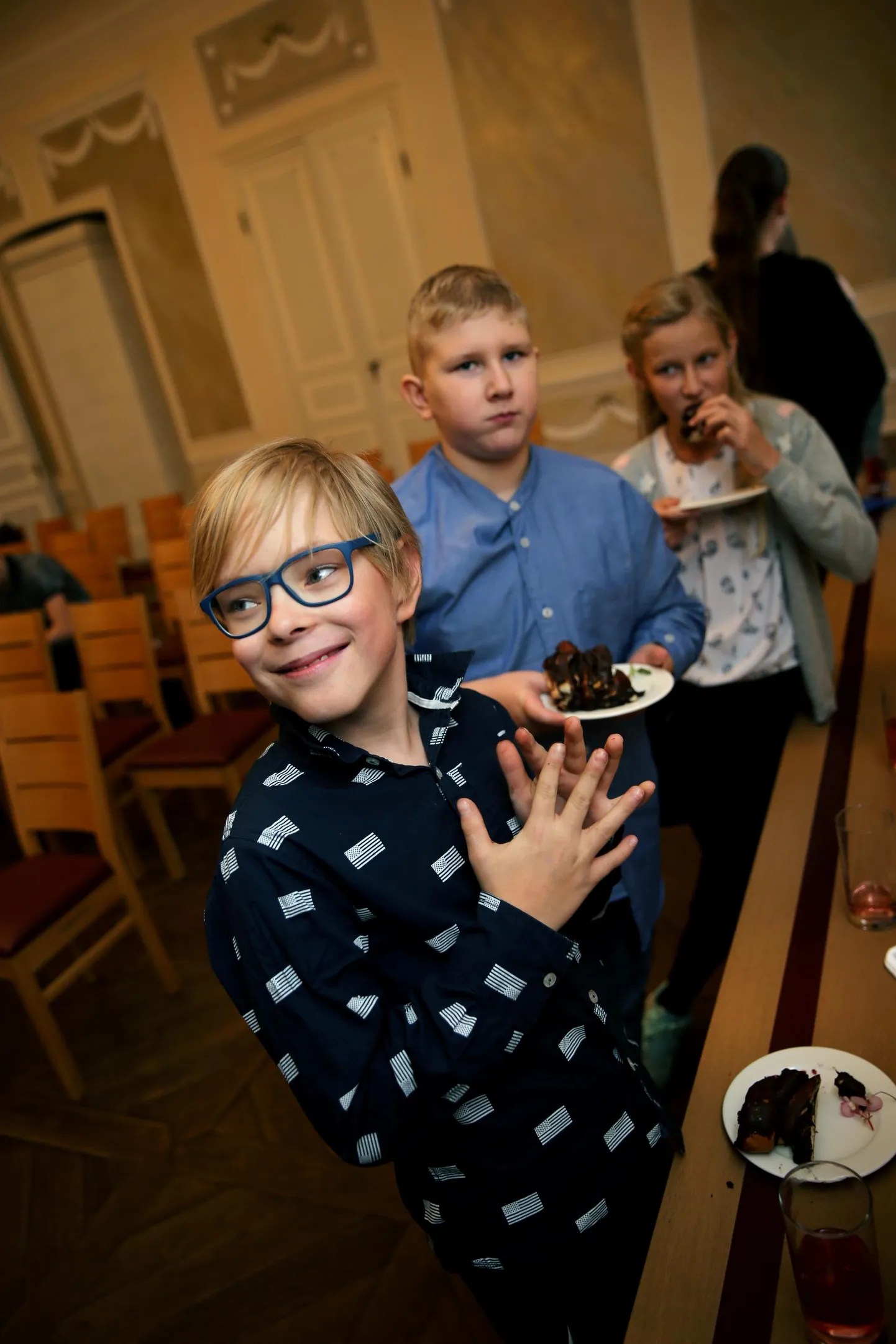 Koolilapsed tassisid keldrid vanapaberist tühjaks