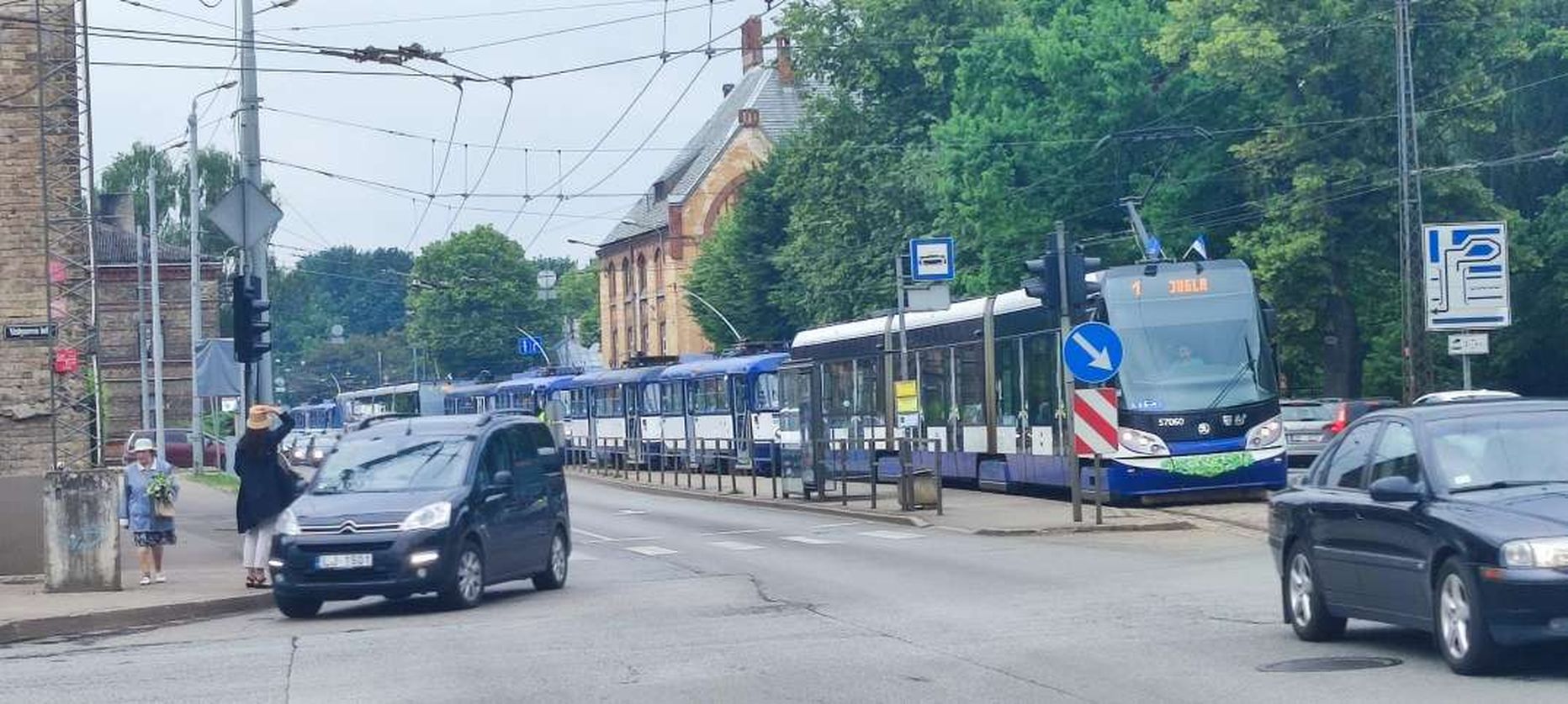 Tramvaju satiksme Rīgas centrā atjaunota; tramvaji brauc ar kavējumiem