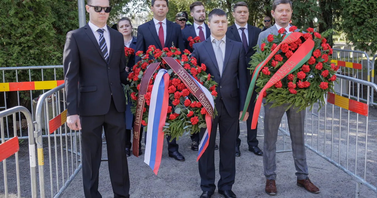 FOTOD Vene ja Valgevene saatkonna töötajad käisid pronkssõduri juures