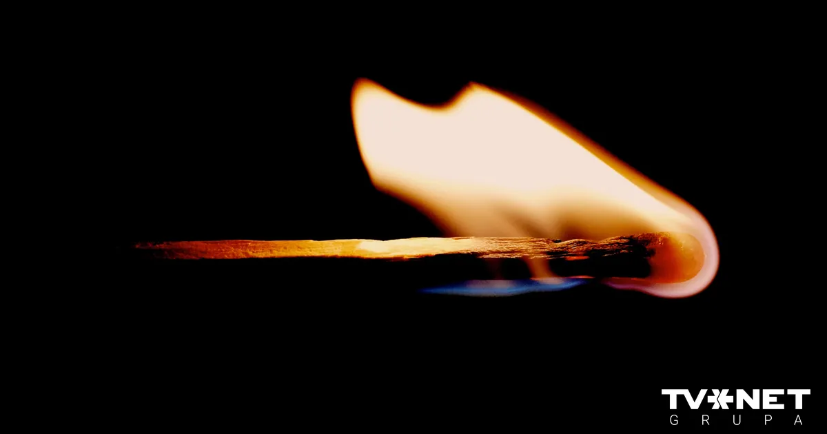 Pusaudzis pie skolas sadedzinājis Latvijas karogu. Prokuratūra piemēro ...