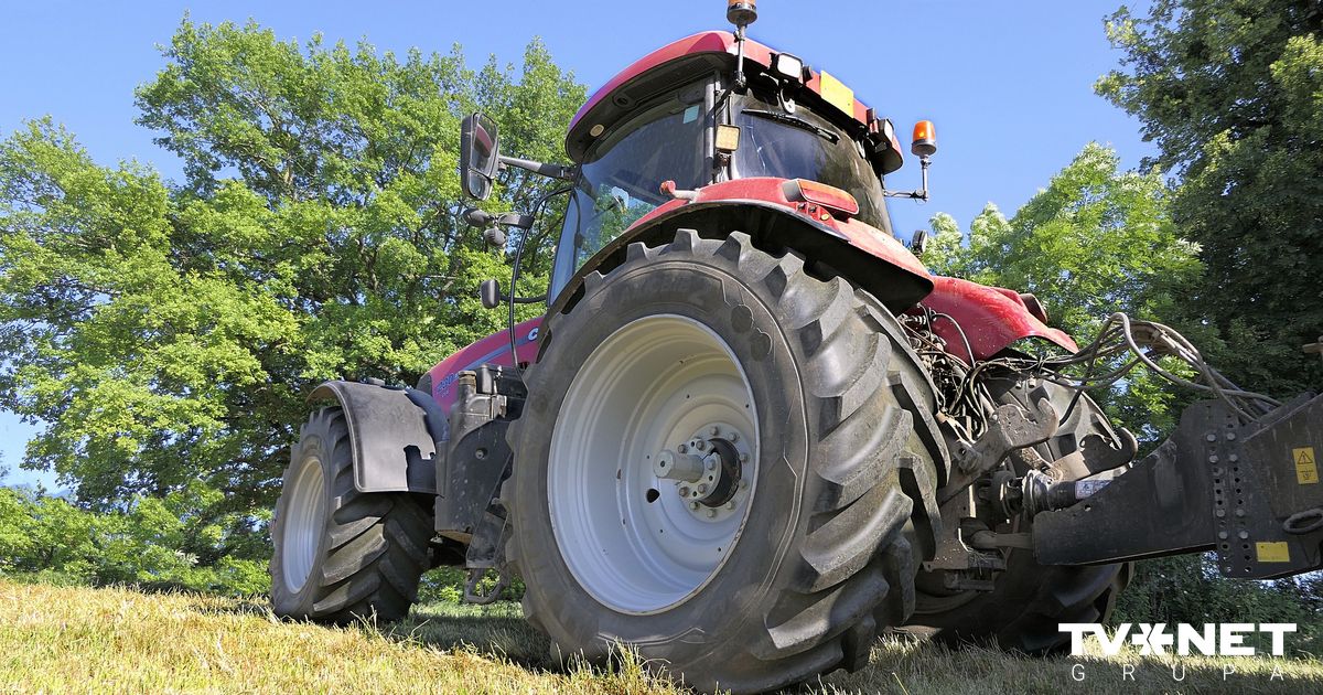 ВИДЕО Теперь с водительскими правами можно управлять трактором