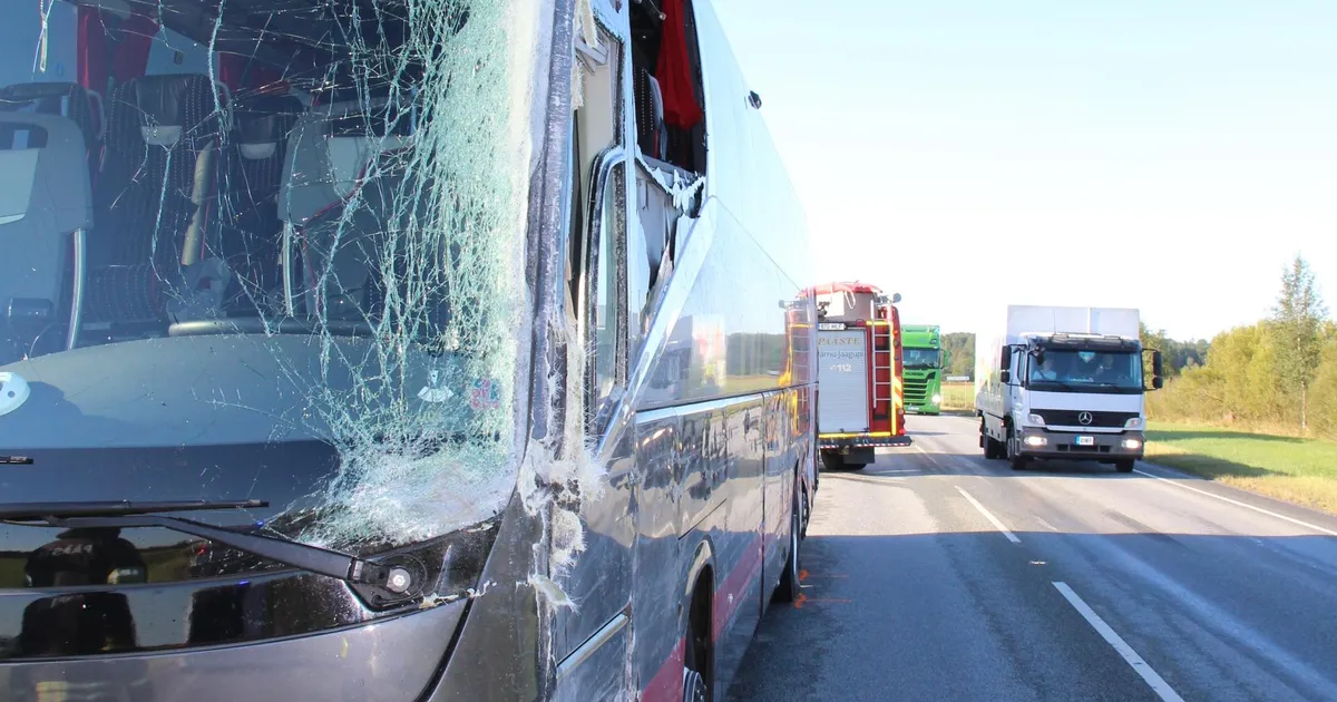 PILDID Via Baltical põrkasid kokku reisibuss, kaubik ja sõiduauto, neli ...