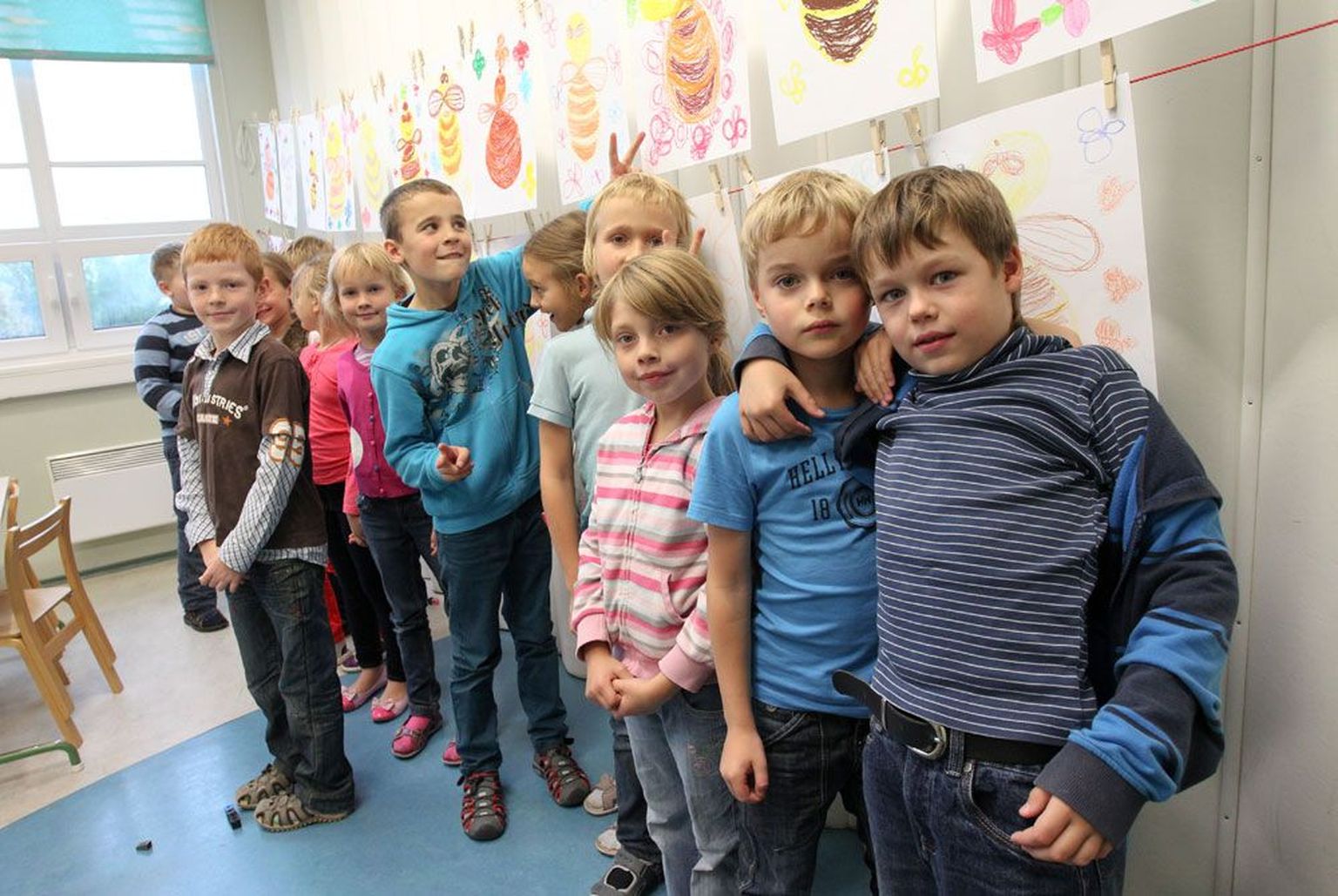 Esimese klassi lapsed õpivad koolis suhtlemisnippe