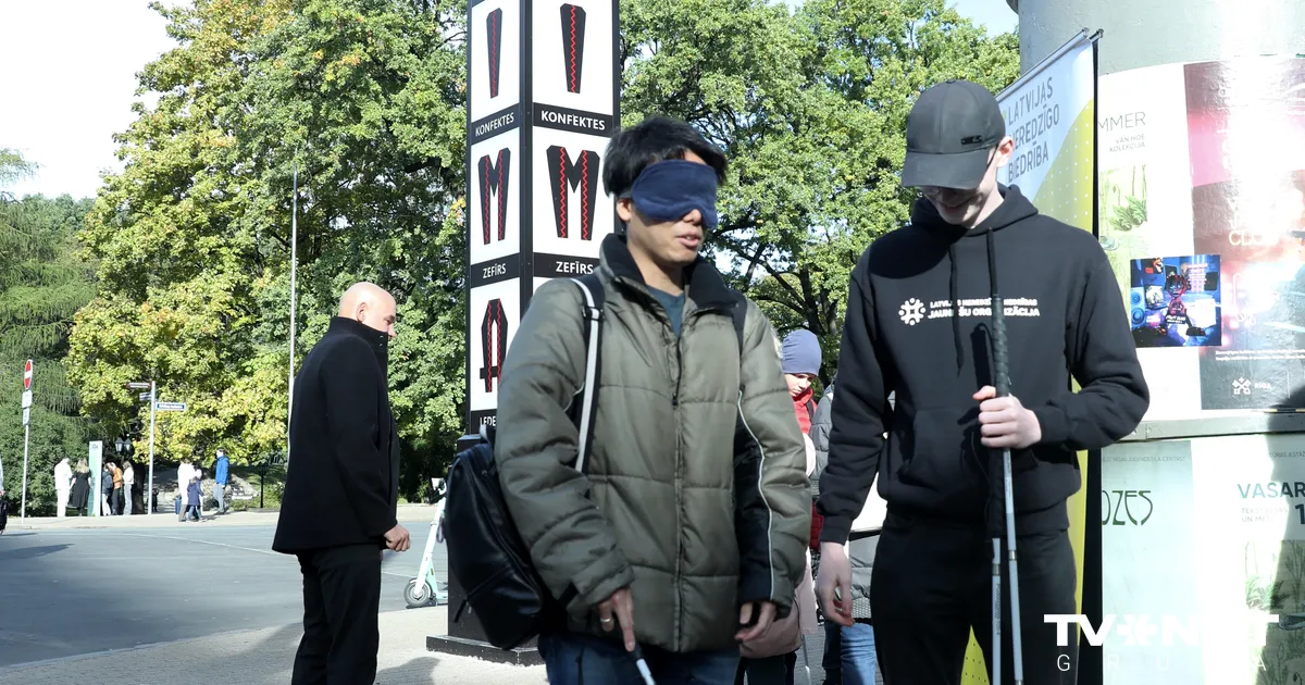 FOTO Zibakcijā pie Laimas pulksteņa aicina izprast cilvēku ar redzes ...