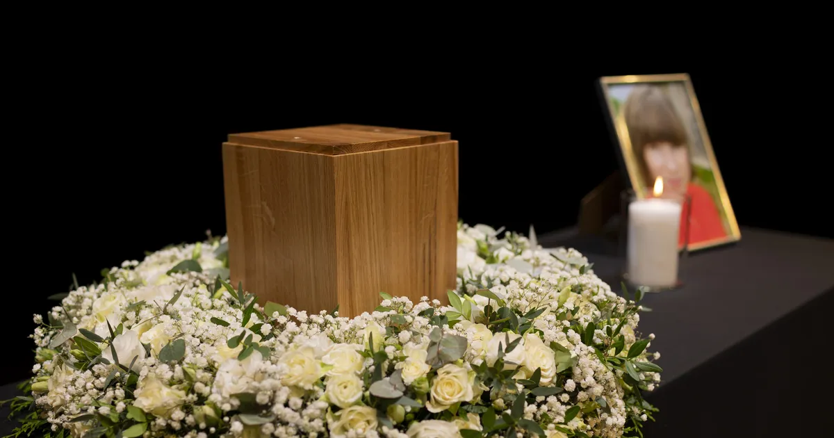 GALERII Näitleja Ragne Veensalu saadeti Von Krahli Teatrist viimsele teele