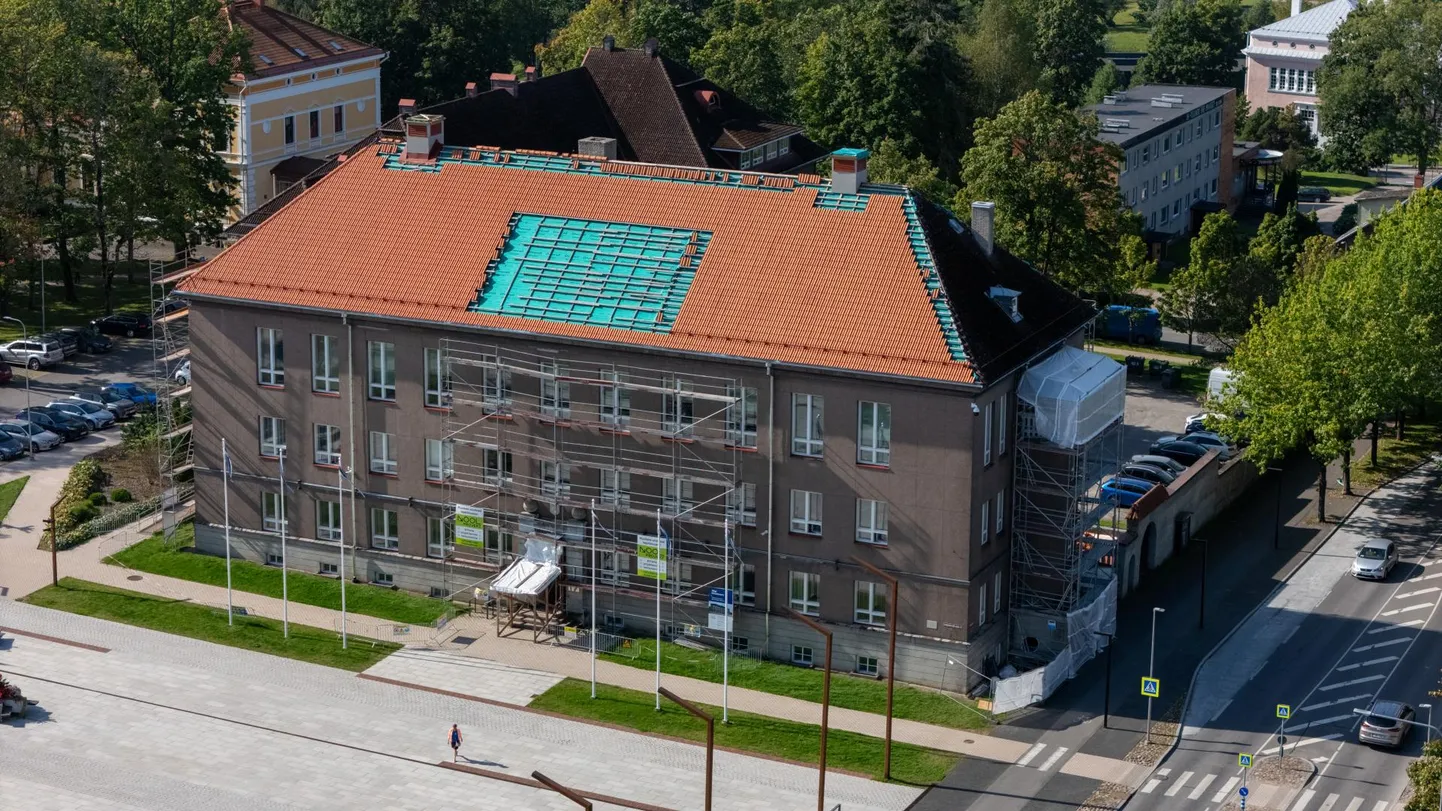 Riigimaja katuse valmimine lükkus kuu võrra edasi
