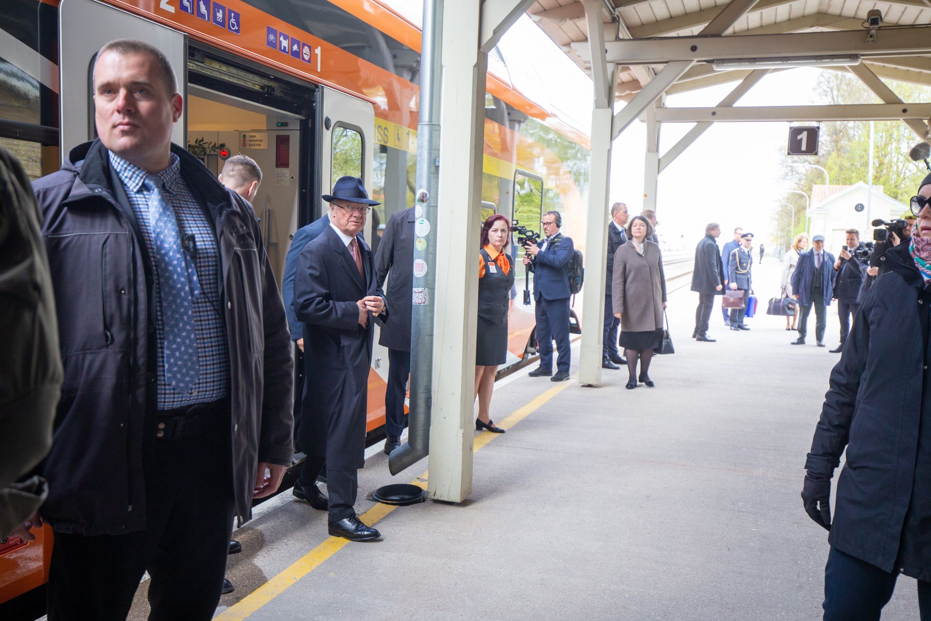 Rootsi kuningas aitab rongiga sõitjatel uhkeid auhindu võita