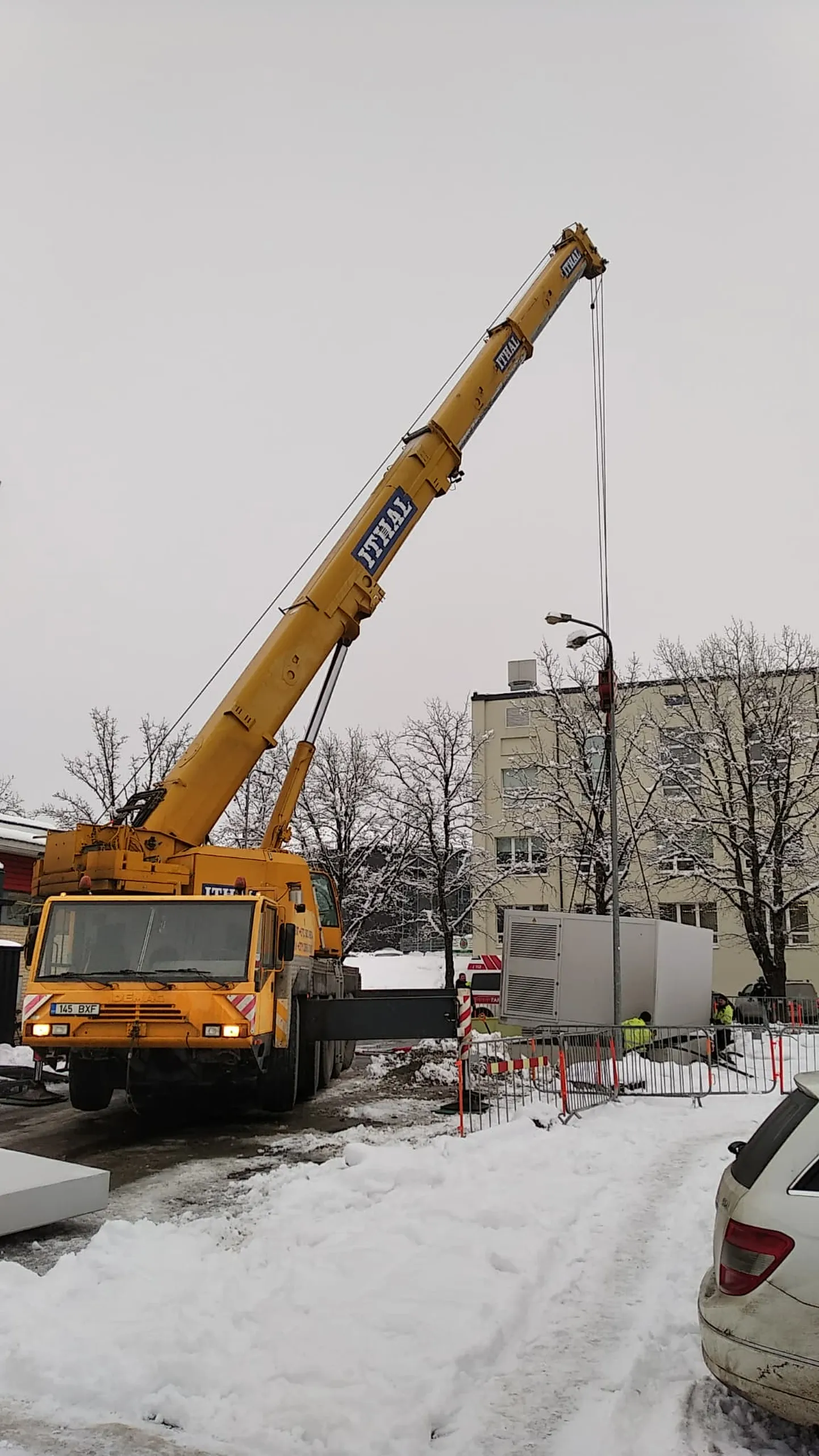 Elektrikutel käis abis suur kraana