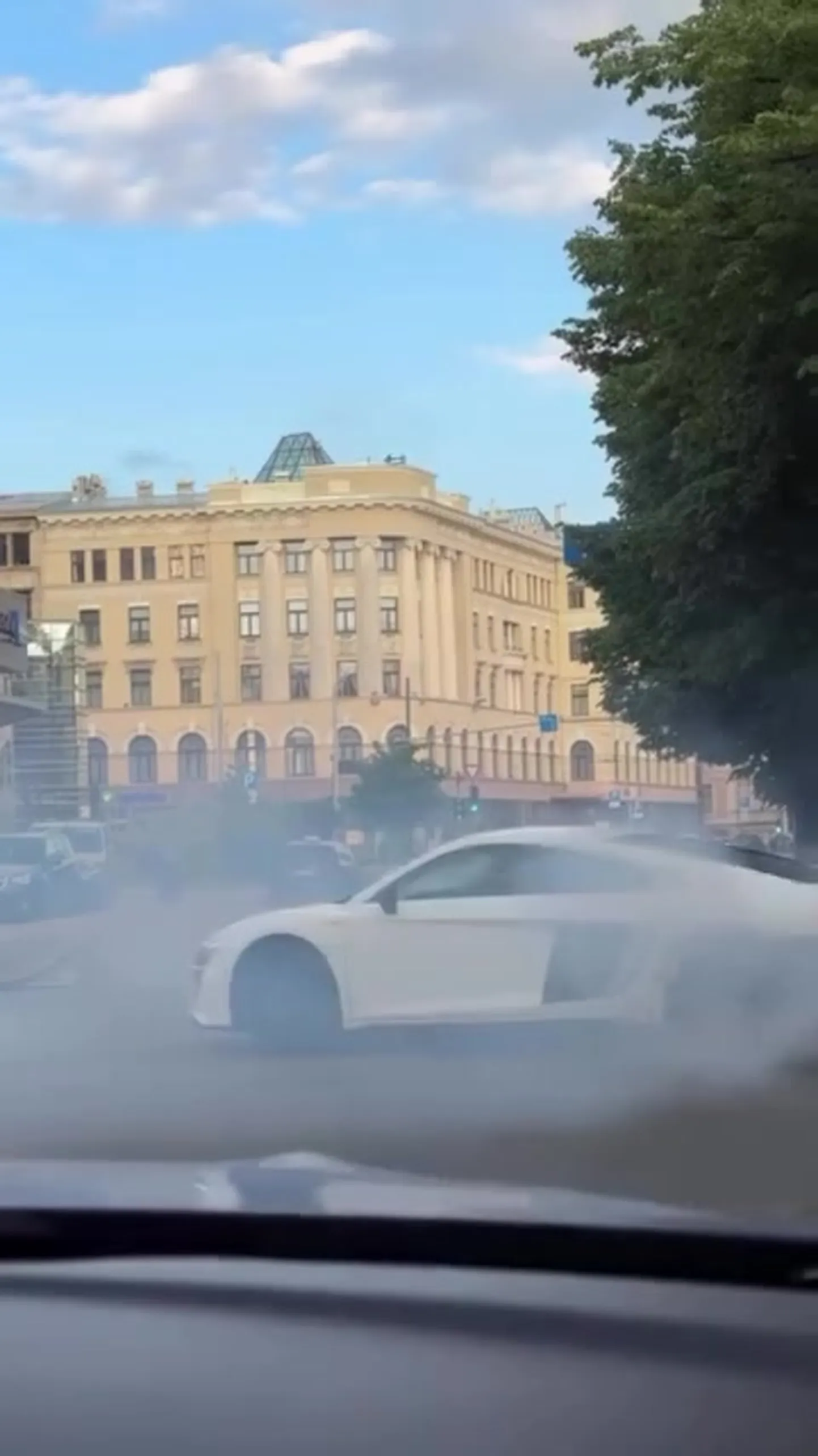 VIDEO Rīgas centrā vairākus simtus tūkstošu eiro vērts "Audi" superauto ...