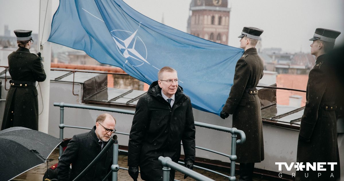 FOTO Valsts prezidents piedalās NATO karoga pacelšanas ceremonijā