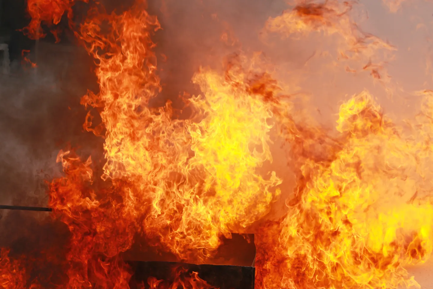 VIDEO Zalves pagastā līdz ar 250 gadus vecu ēku sadeg vēsture