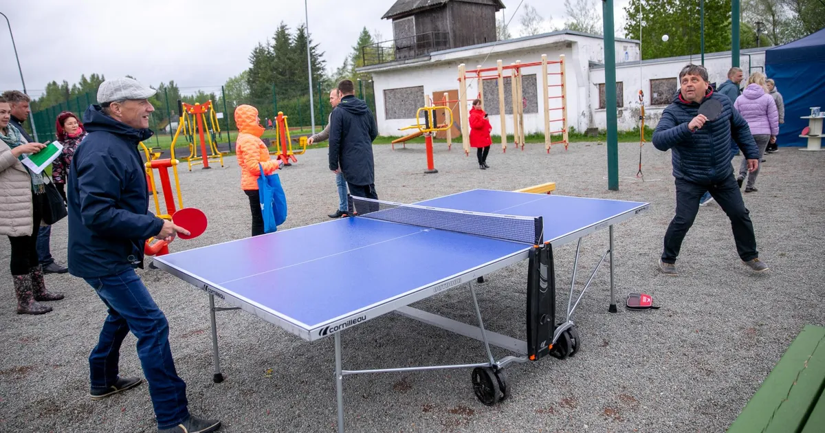 Minister kingib maal elamise päeva puhul Uhtna uusasukatele leivapätsi