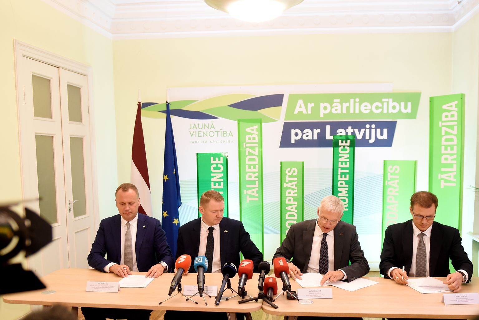 Par kurām ministrijām būs atbildīgas koalīcijas partijas? Panākta ...