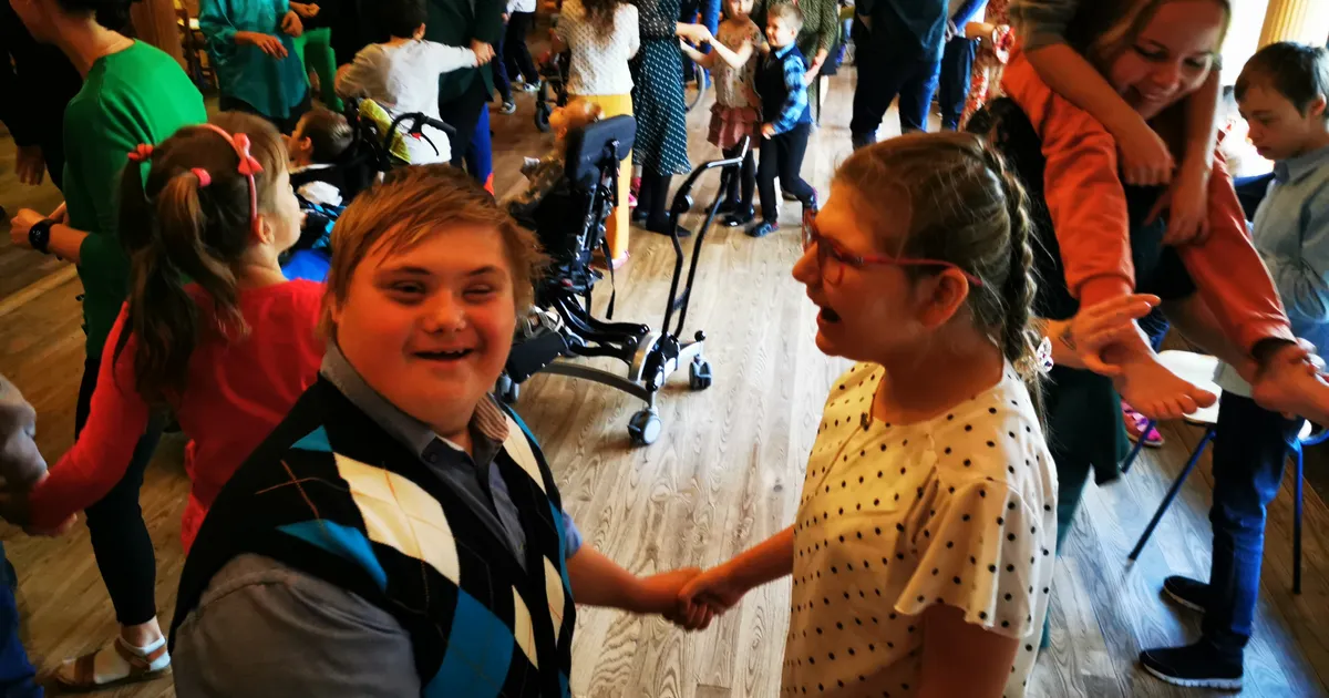 VIDEO Maarja kooli sünnipäevalaulu solist oli ooperilaulja Reigo Tamm