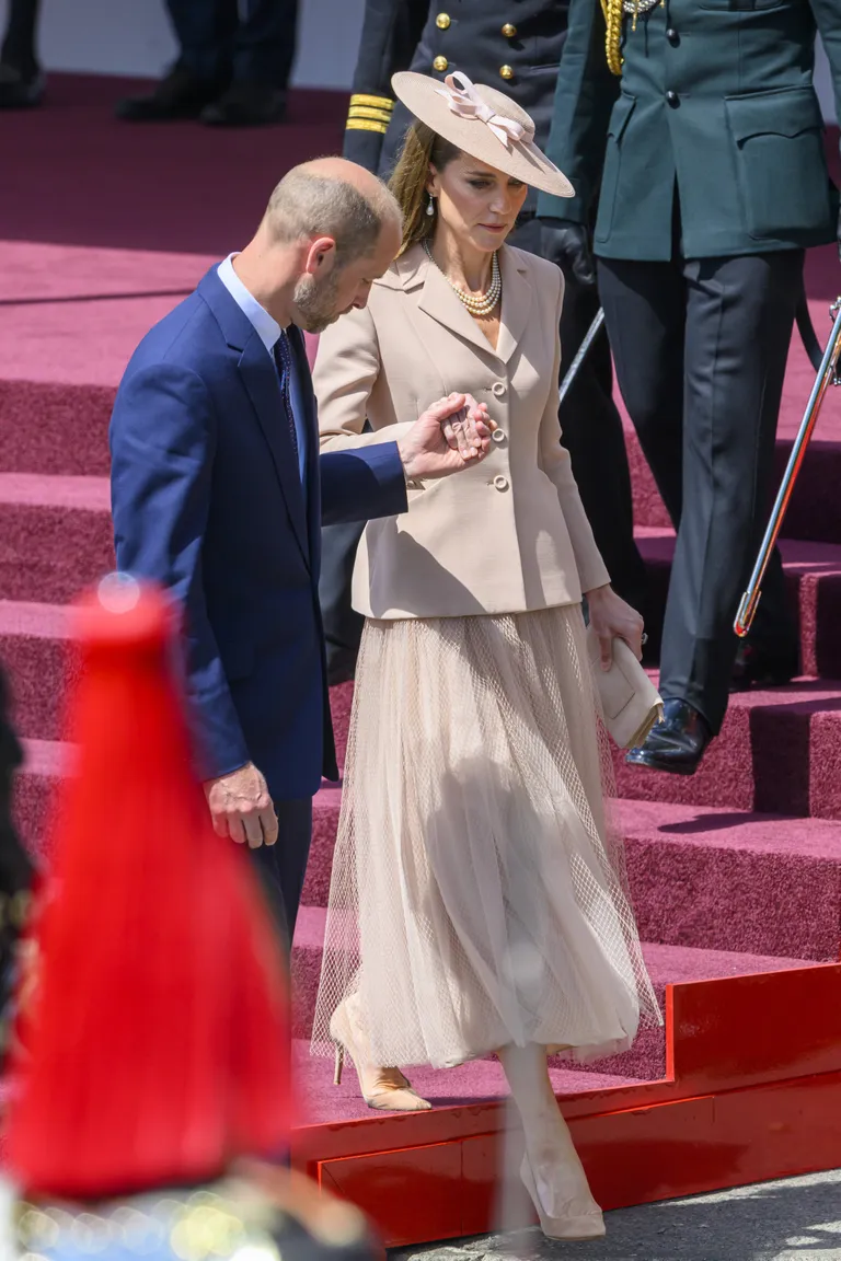 Vēsturisks brīdis: Velsas princese pirmo reizi valkā "Dior" apģērbu