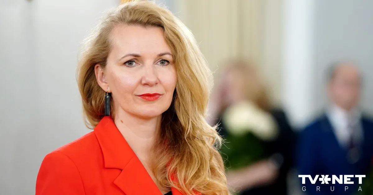 Tieslietu ministre lūdz VVC nepārbaudīt latviešu valodas prasmes skolotājiem, kuriem tā ir ...