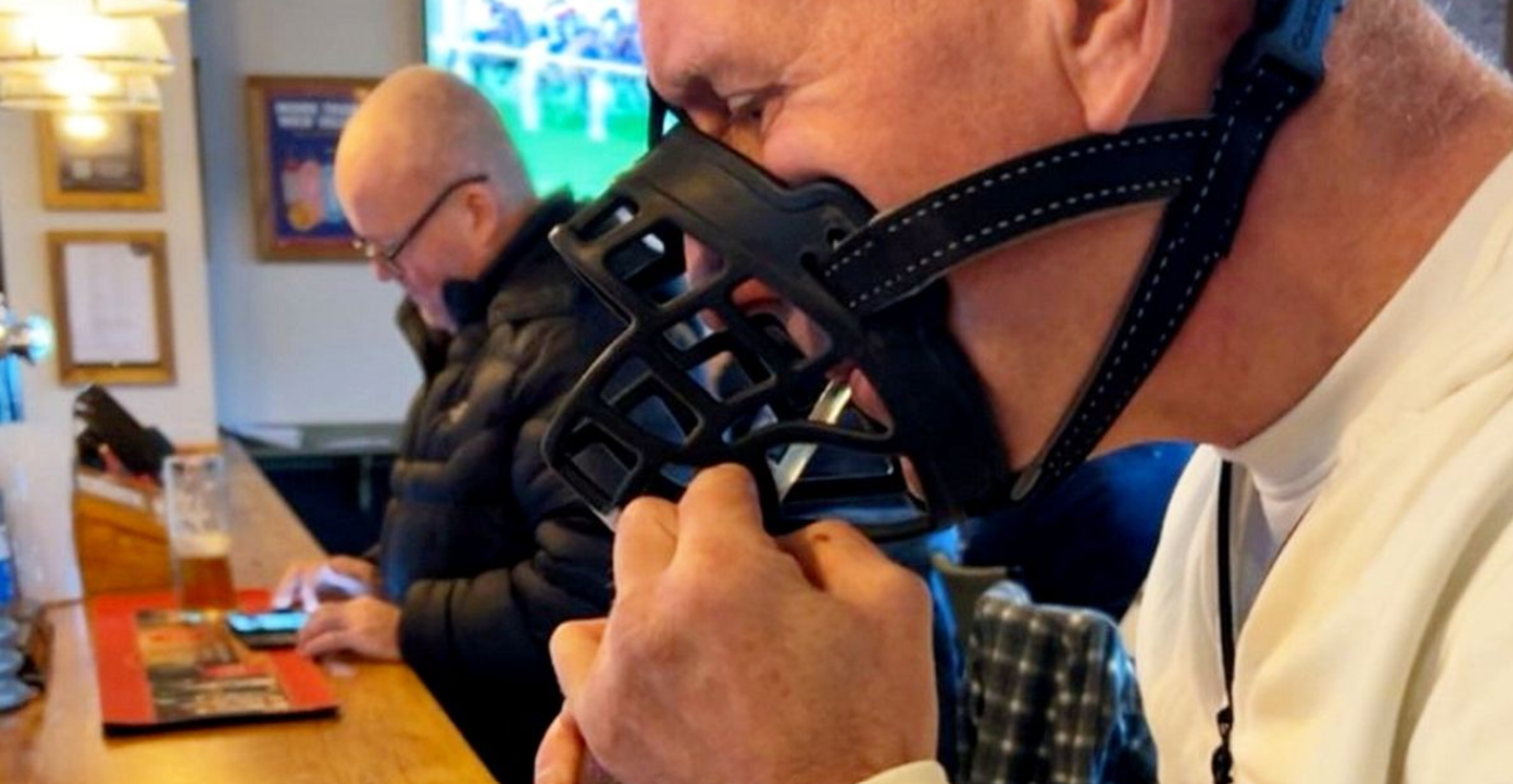 Vīrietis Lielbritānijā protestē pret amerikāņu buldogu šķirnes suņu ...