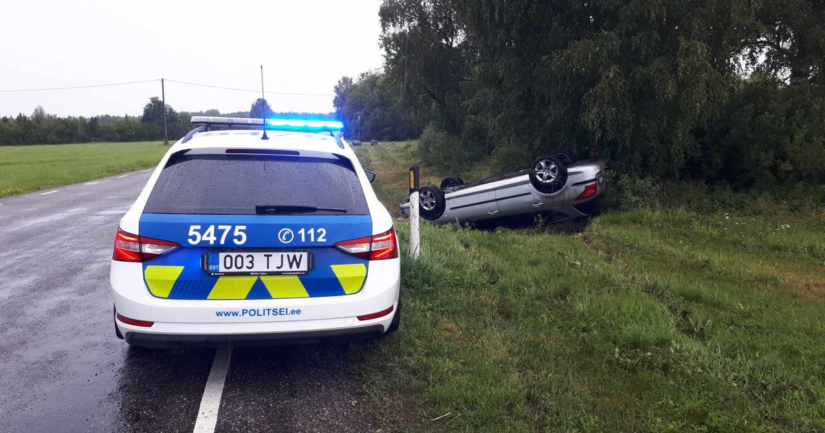 Laadjalas ajas tehniline rike sõiduauto maanteekraavi