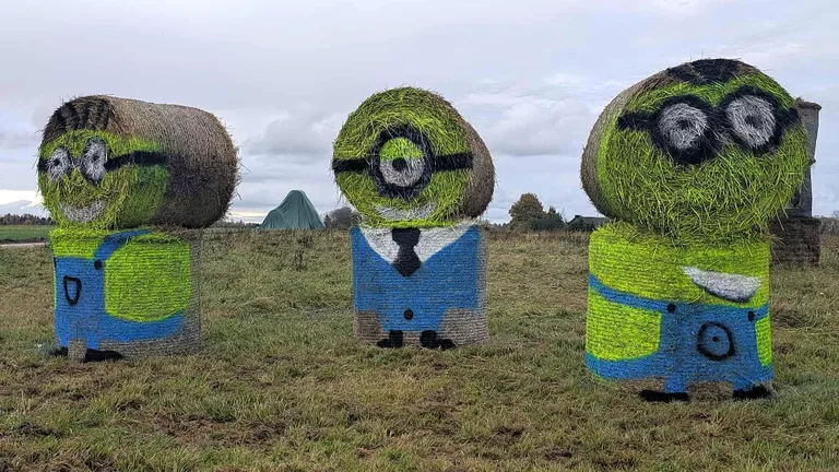 OHHOO! Anija vallas tervitavad möödujaid põhurullidest valminud ...