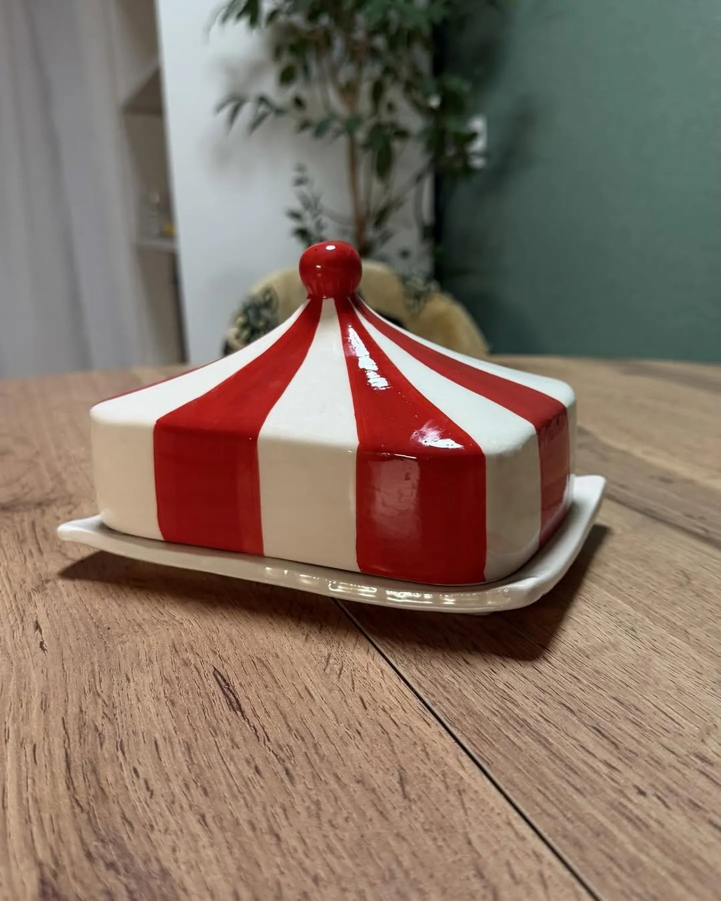 Soctīklos apspriež sviesta traukus cirka telts formā. Vai "Fix Price ...